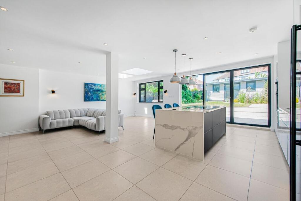 4 bedroom semi-detached house for sale in Chiltern Drive, Surbiton ...