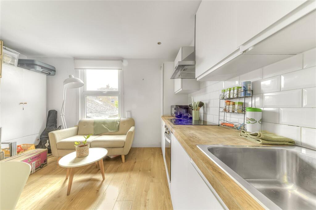 1 bedroom flat for sale in Streatham High Road, London, SW16