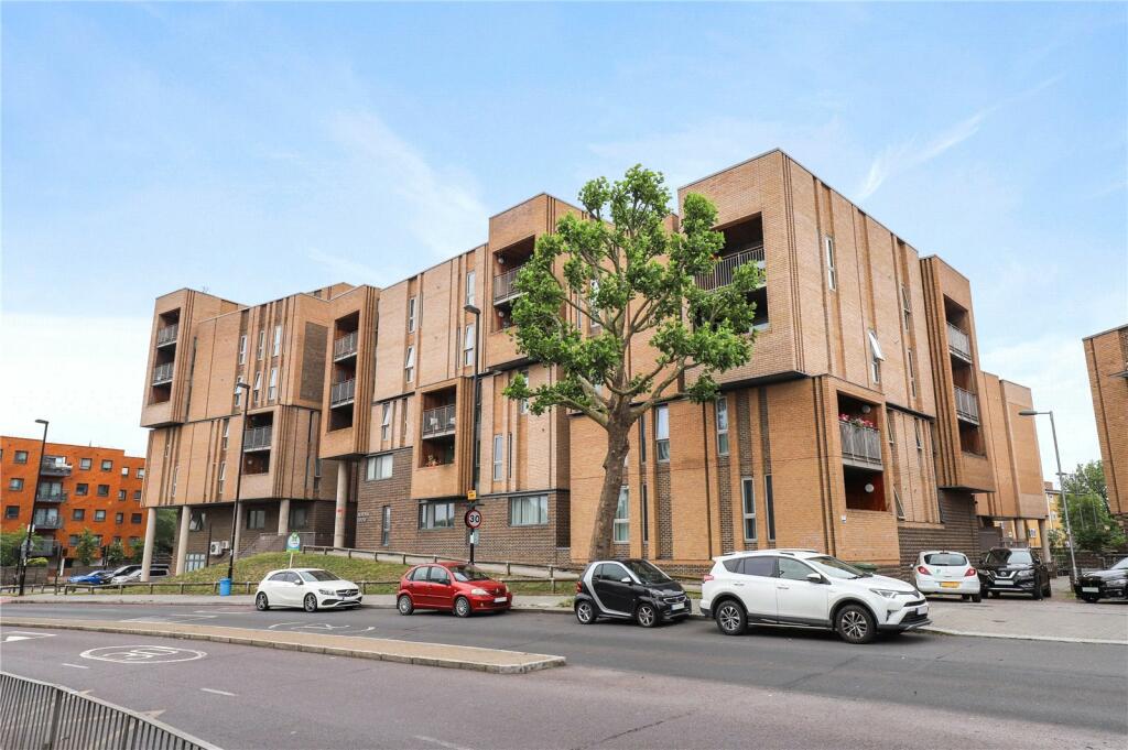 2 bedroom flat for sale in Bromley Road, London, SE6