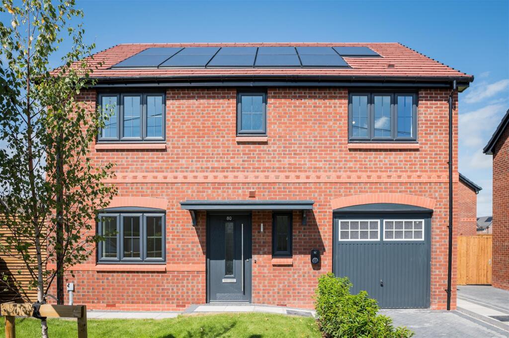 4 bedroom detached house for sale in Stoneley Road, Crewe, CW1