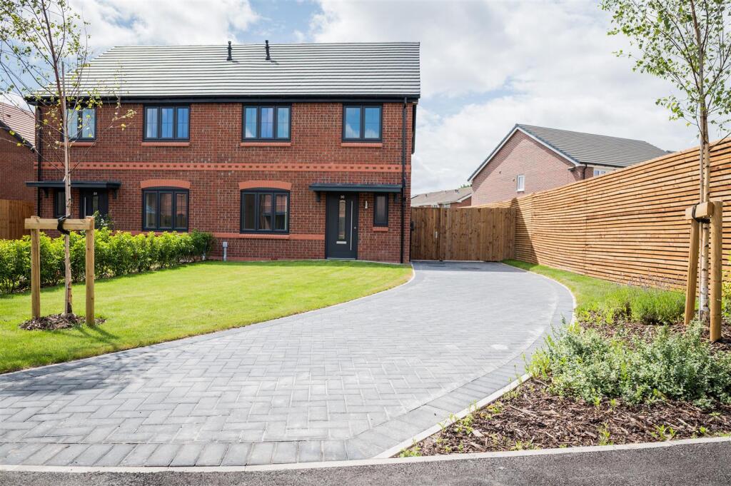 3 bedroom semi-detached house for sale in Stoneley Road, Crewe, CW1