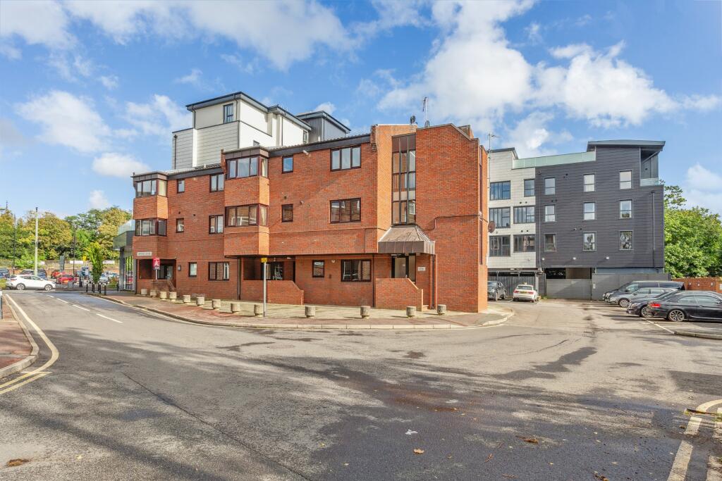 1 bedroom apartment for sale in Station Parade, Virginia Water, GU25