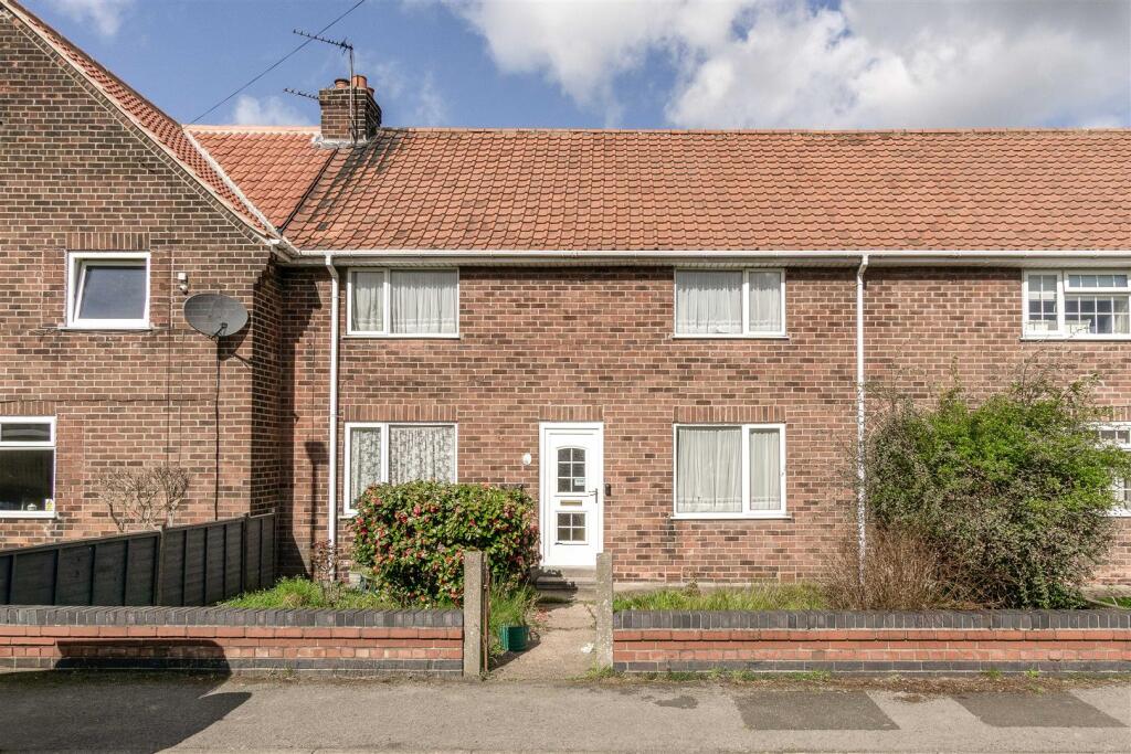 3 bedroom terraced house for sale in Turnhead Crescent, Barlby, Selby, YO8
