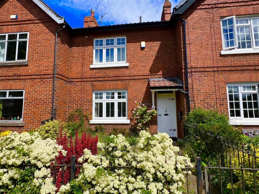 3 bedroom terraced house for sale in Jubilee Cottages, Coniscliffe Road, Darlington, DL3