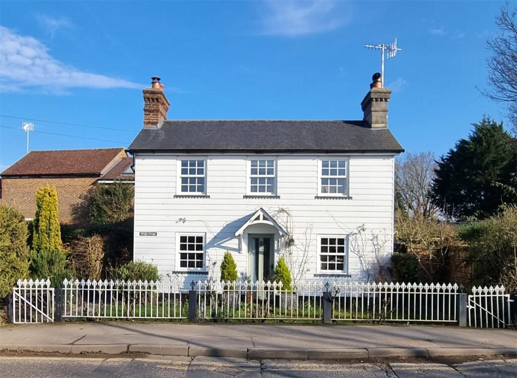 4 bedroom detached house for sale in Redehall Road, Smallfield, Surrey, RH6