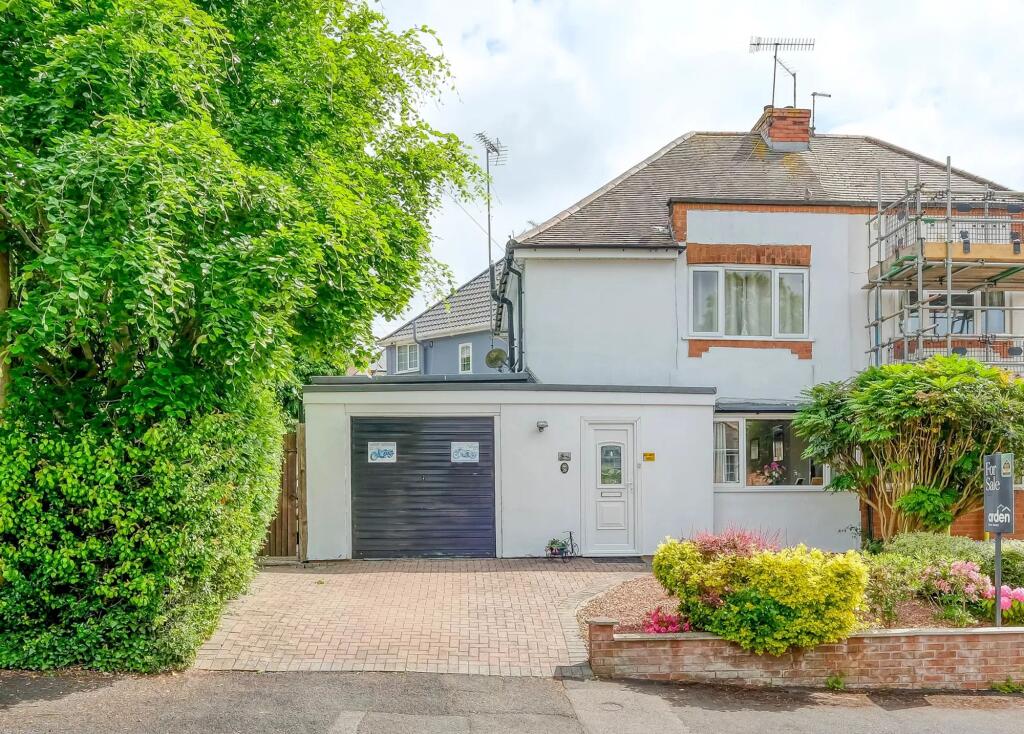 3 bedroom semi-detached house for sale in Jubilee Avenue, Redditch, B97