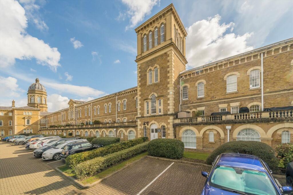2 bedroom flat for sale in Royal Drive, London, N11