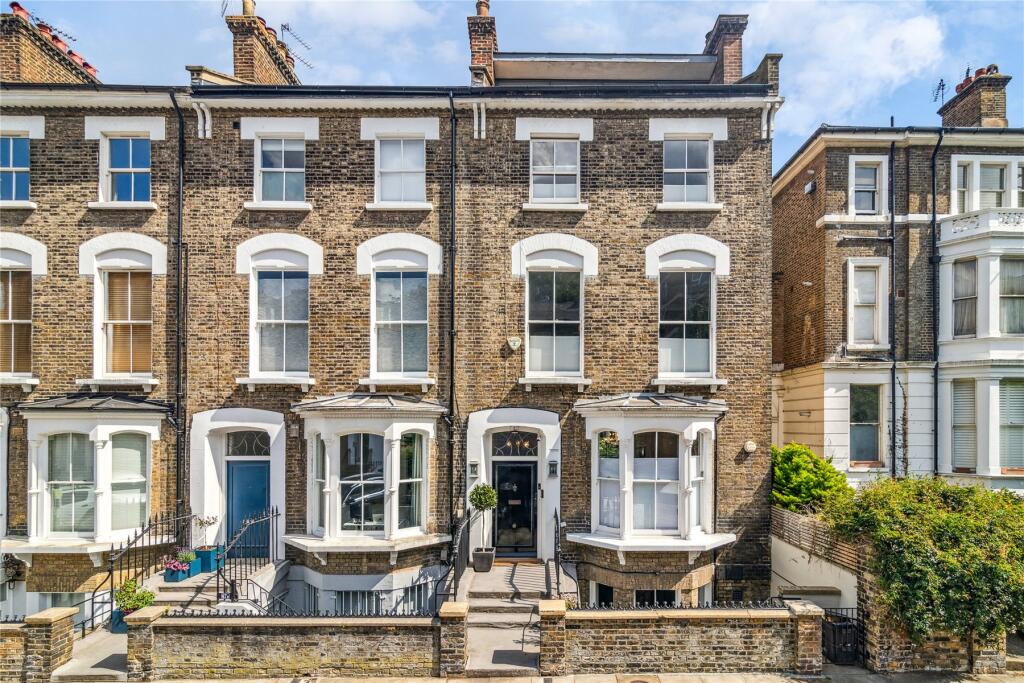 4 bedroom end of terrace house for sale in Fitzroy Road, London, NW1