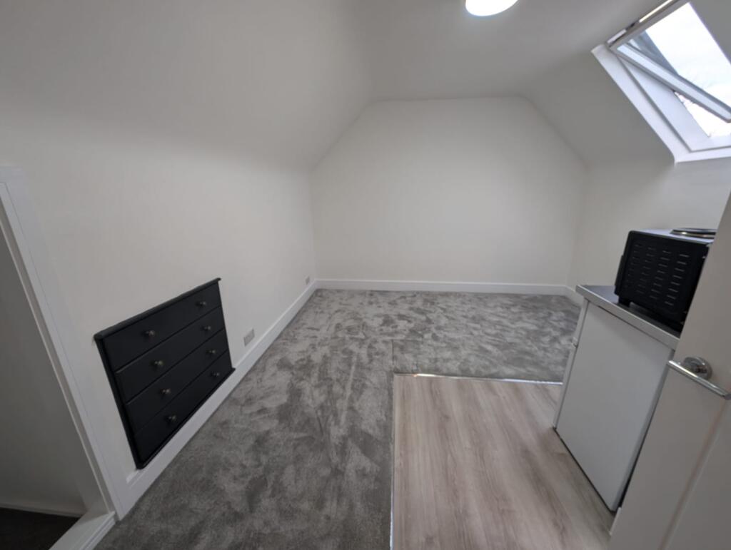 House share for rent in Ifield Wood, RH11