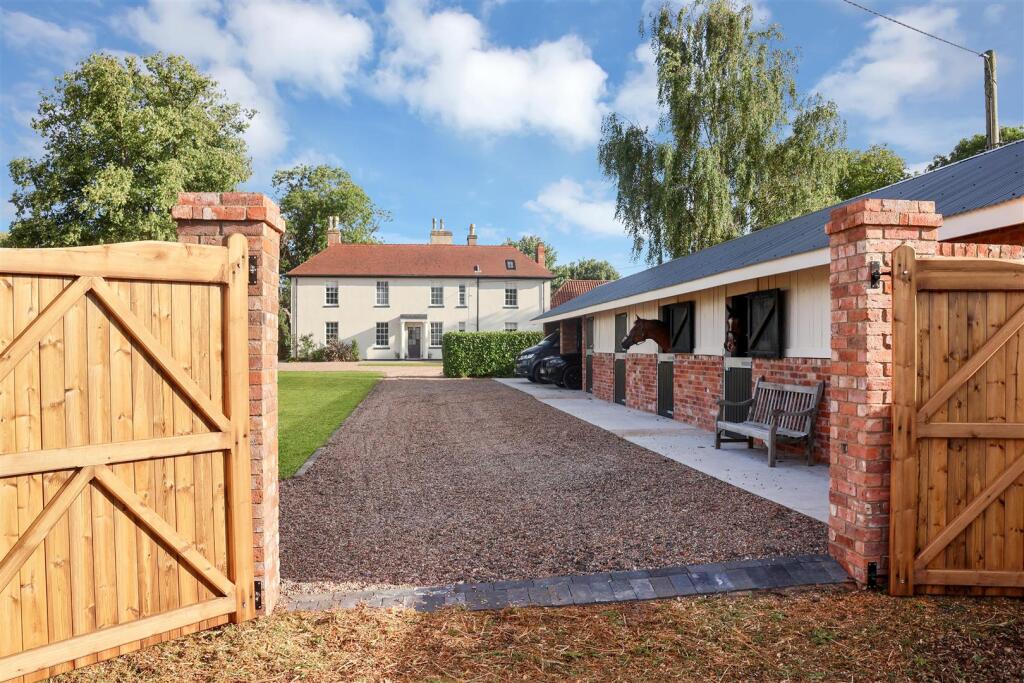 6 bedroom detached house for sale in Fledborough, Newark, NG22