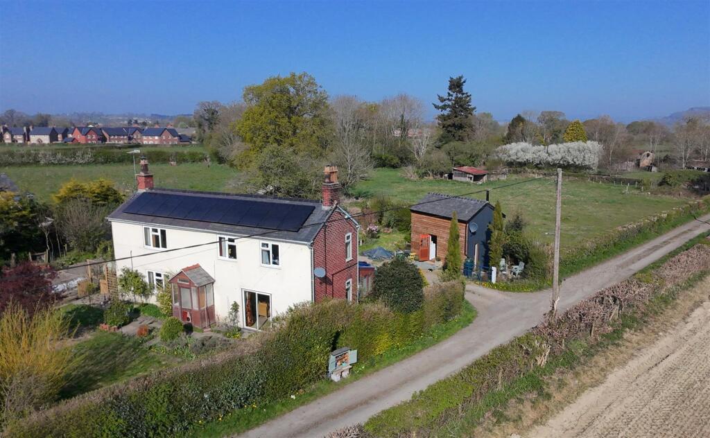 3 bedroom detached house for sale in Rhos Common, Llanymynech, SY5