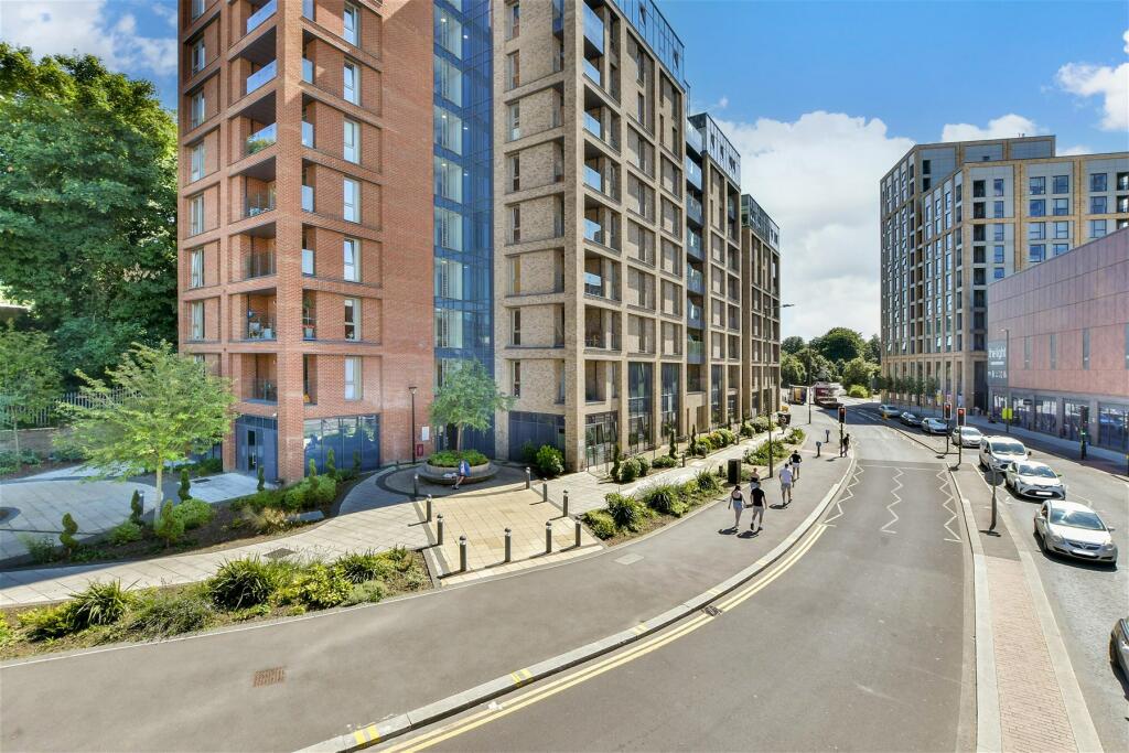 1 bedroom apartment for sale in Marketfield Way, Redhill, Surrey, RH1