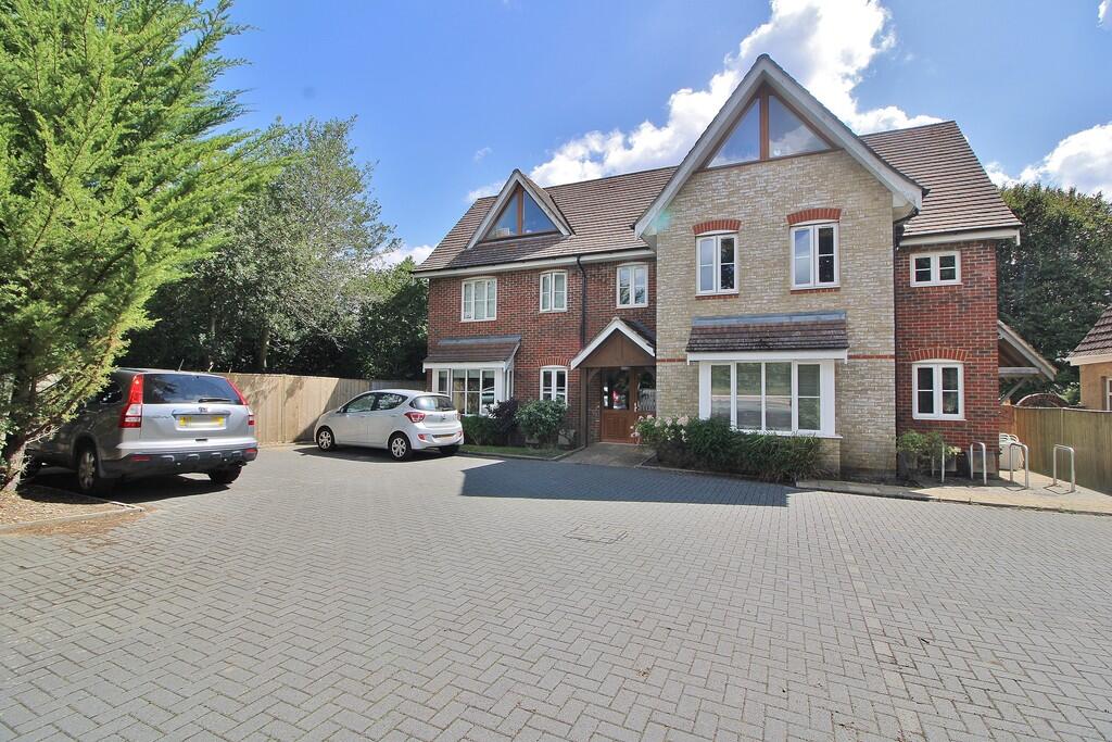 2 bedroom ground floor flat for sale in Heath Mansion, 136 London Road, PO7