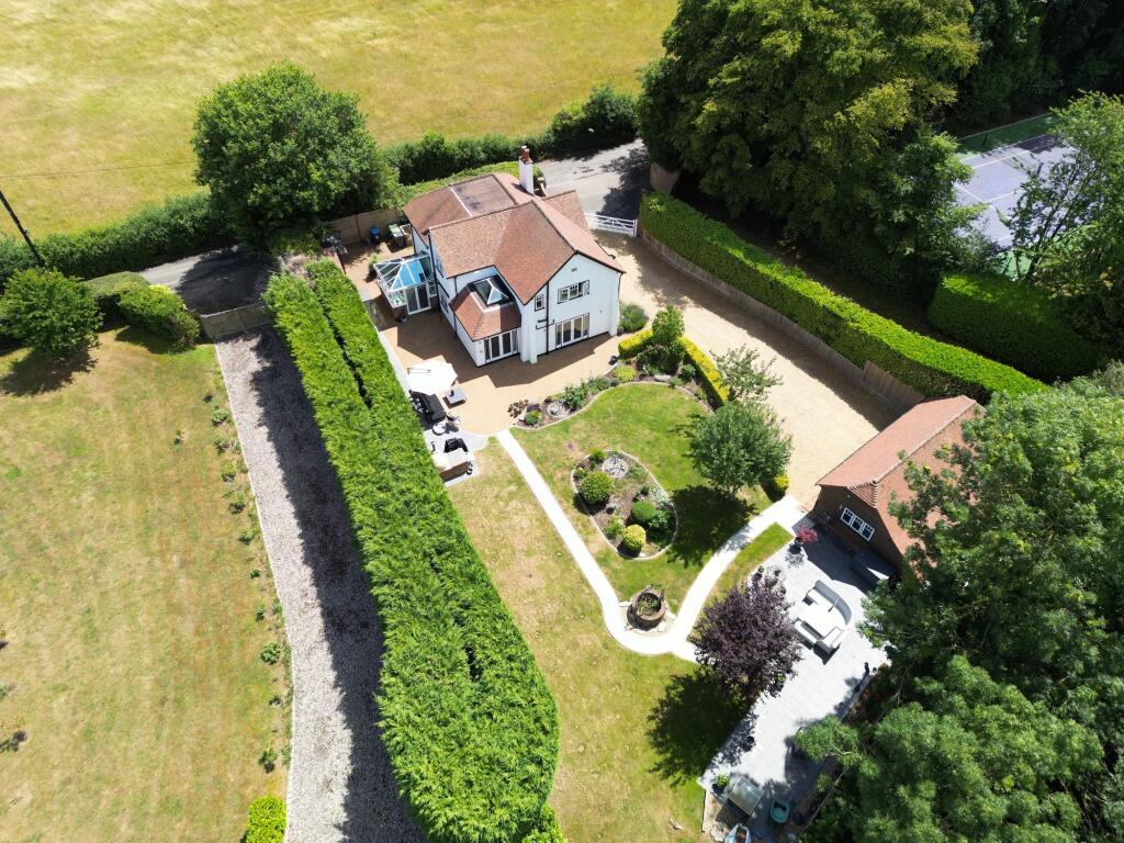 4 bedroom detached house for sale in Flaunden Lane, Bovingdon, HP3