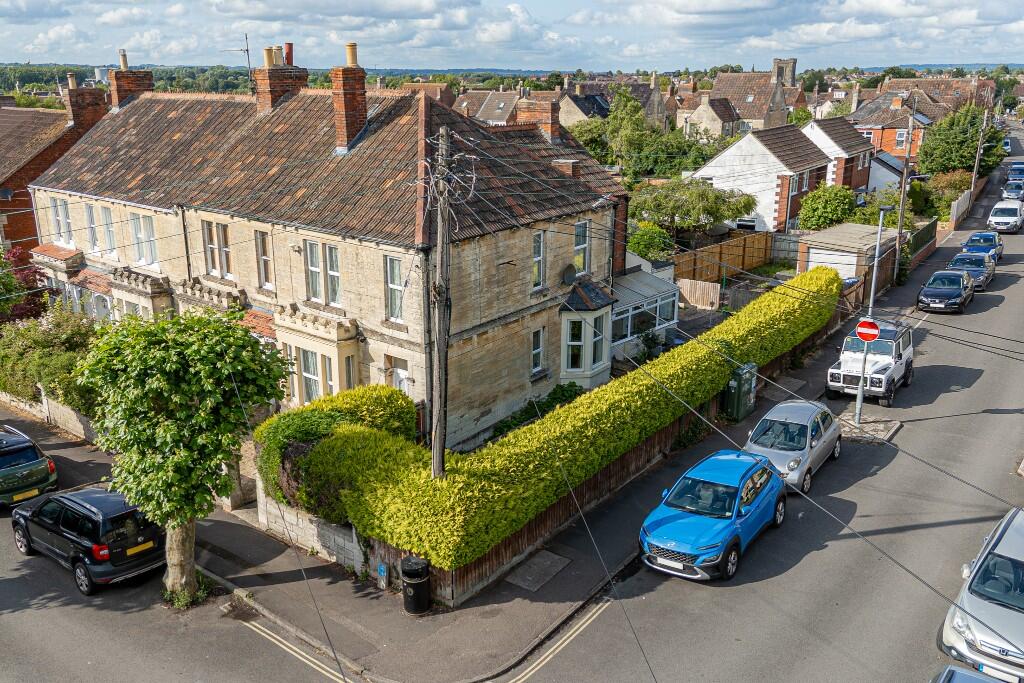 3 bedroom end of terrace house for sale in Avenue Road, Trowbridge, BA14
