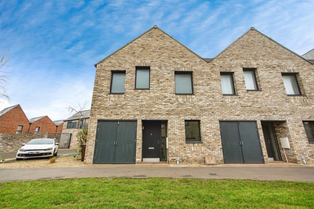 2 bedroom terraced house for sale in Tilbury Gardens, Tilbury, RM18