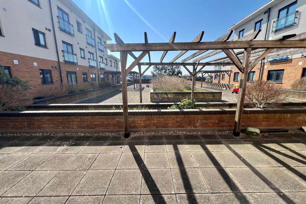 1 bedroom ground floor flat for sale in Hogg Lane, Grays, RM17
