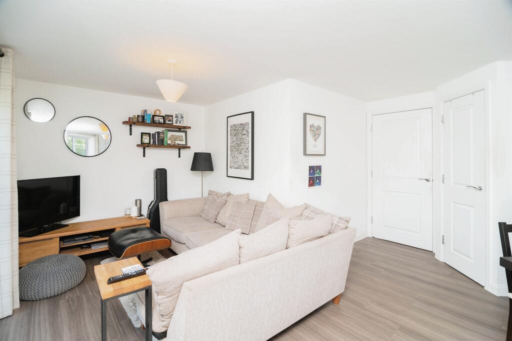 2 bedroom flat for sale in The Chase, Grays, RM20