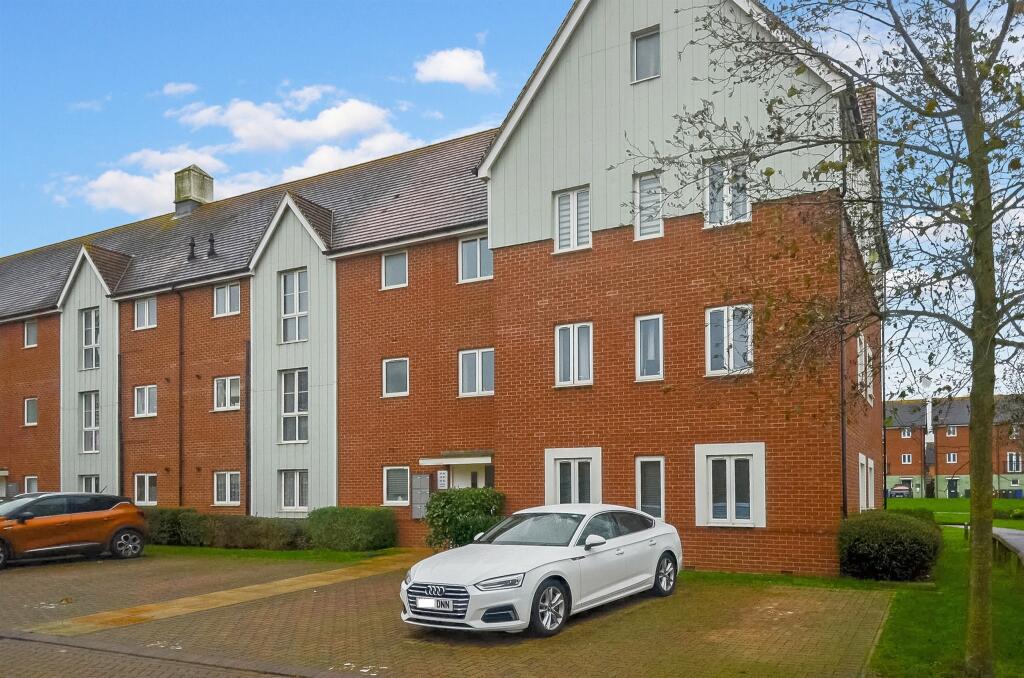 2 bedroom flat for sale in Woodside Close, Grays, RM16