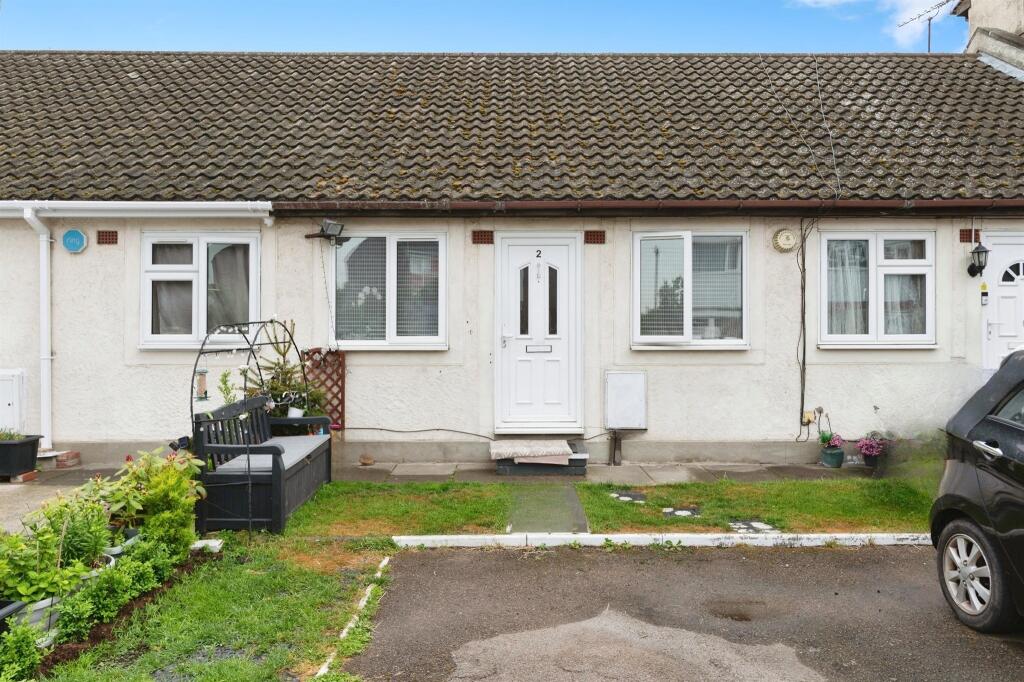 1 bedroom terraced bungalow for sale in Melbourne Road, Tilbury, RM18