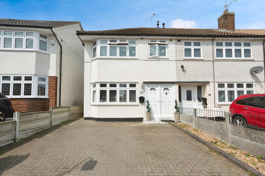 3 bedroom end of terrace house for sale in Davis Road, Aveley, South ...