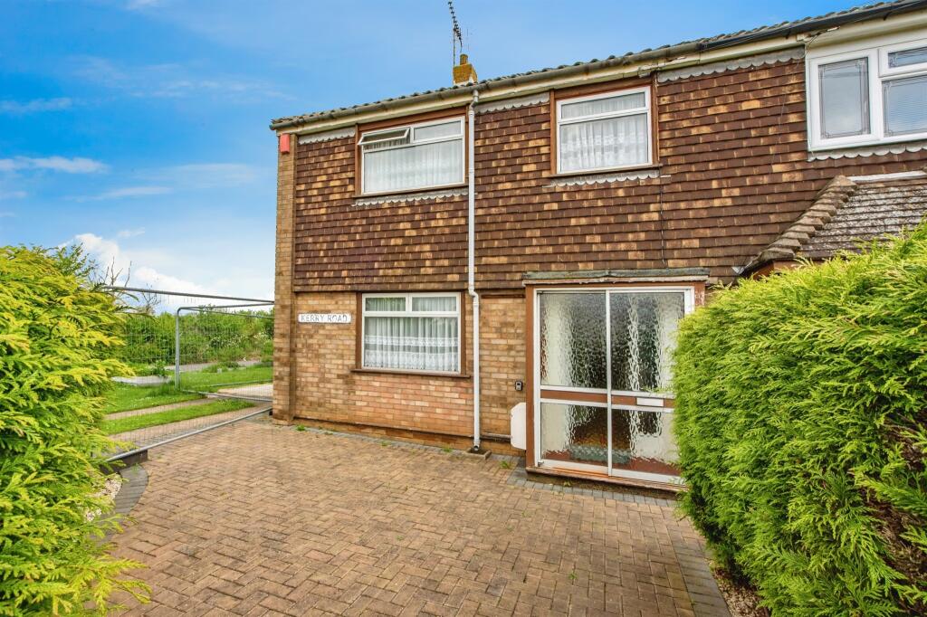 3 bedroom end of terrace house for sale in Kerry Road, Grays, RM16