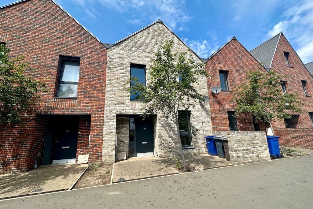 3 bedroom terraced house for sale in St. Chads Road, Tilbury, RM18