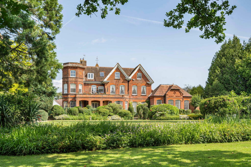 2 bedroom flat for sale in Summersbury Hall, Shalford, GU4