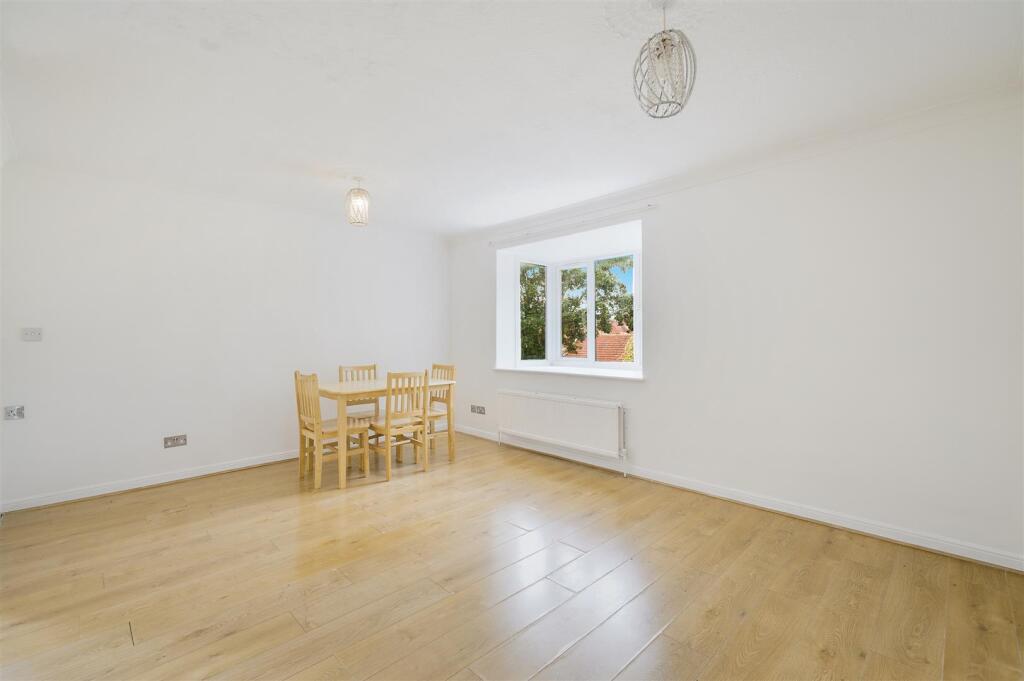 2 bedroom flat for sale in Shepherds Walk, Neasden, NW2
