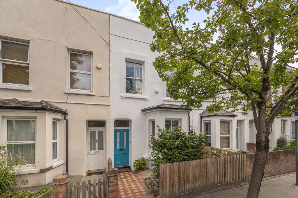 3 bedroom terraced house for sale in Lyndhurst Way, London, SE15