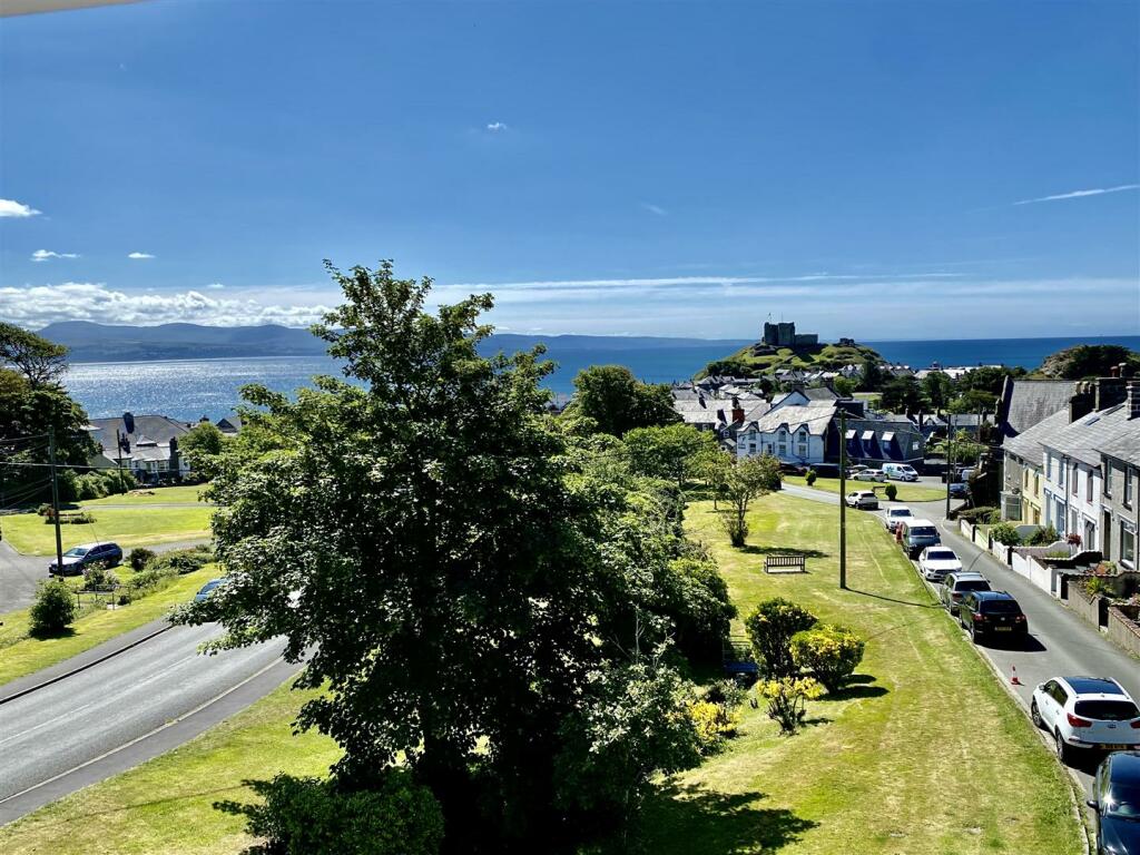 9 bedroom town house for sale in Y Maes, Criccieth, LL52