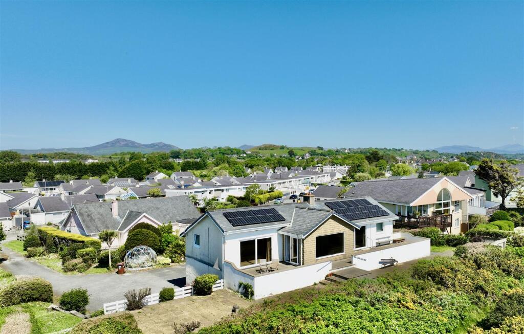 3 bedroom detached house for sale in Lon Golff, Pwllheli, LL53