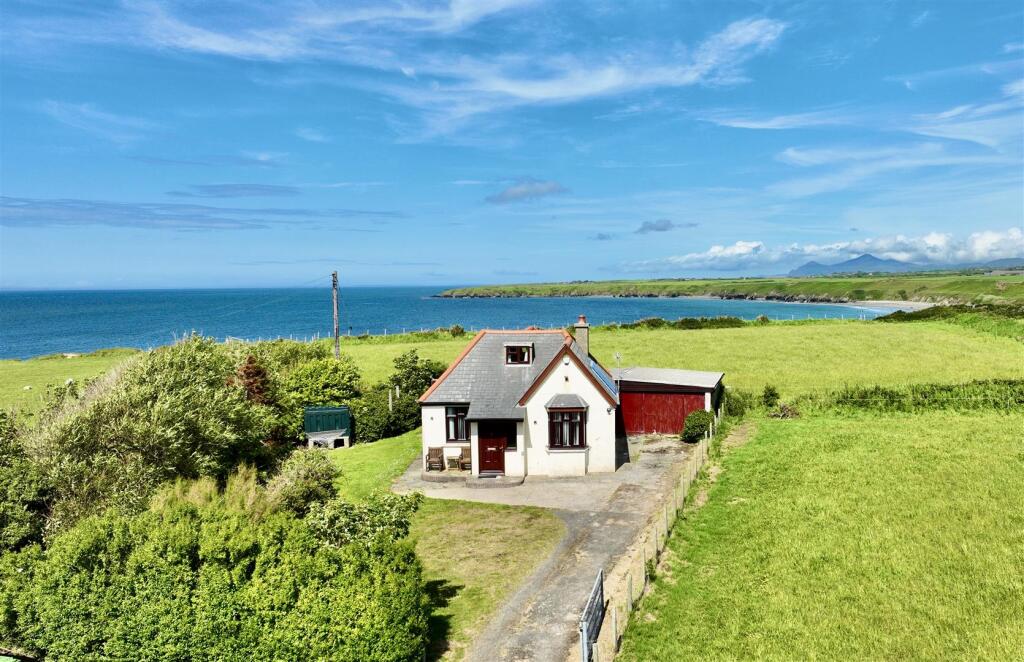 3 bedroom detached house for sale in Llangwnadl, Pwllheli, LL53