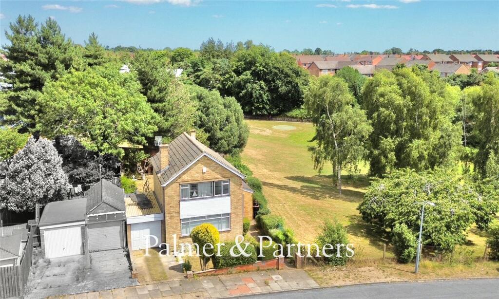 3 bedroom detached house for sale in Royston Drive, Ipswich, Suffolk, IP2