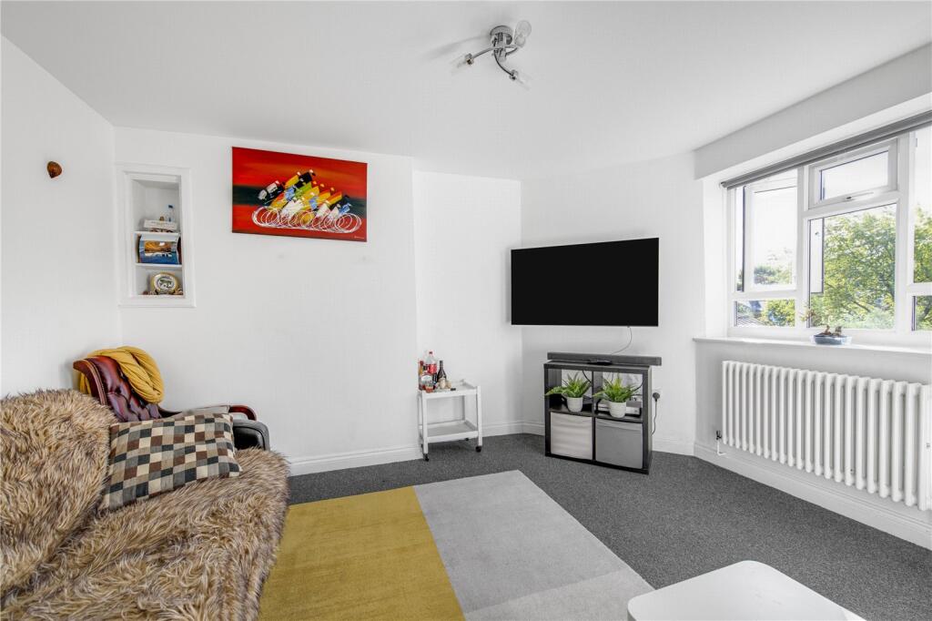 2 bedroom flat for rent in Crabtree Lane, Fulham, London, SW6