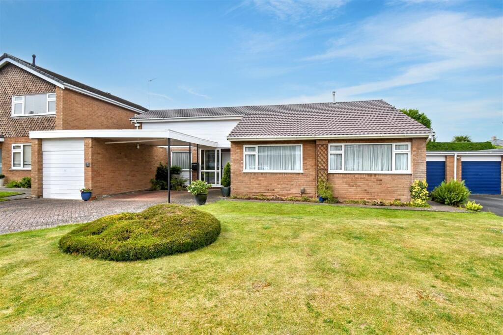 3 bedroom detached bungalow for sale in Garway Close, Leamington Spa, CV32