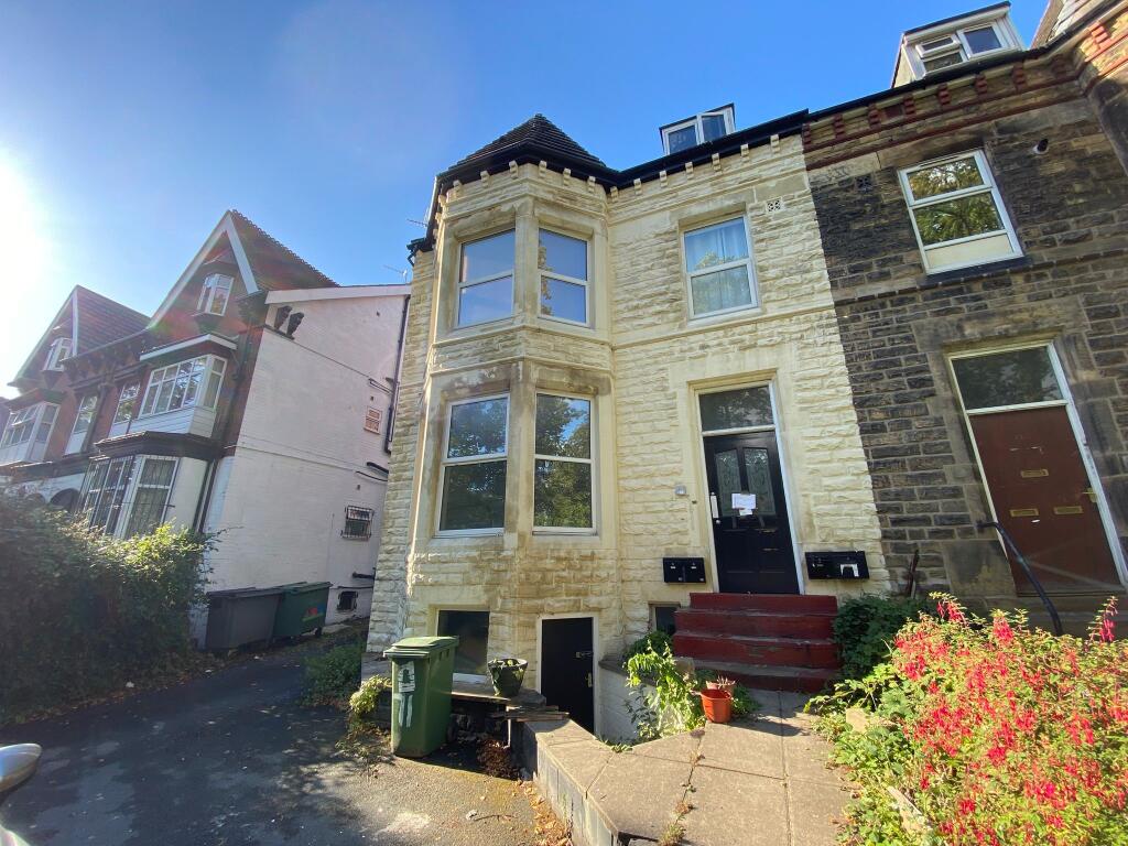 2 bedroom flat for rent in Harehills Avenue, LEEDS, LS8