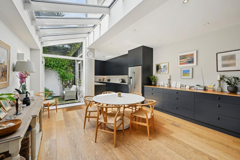 4 bedroom terraced house for rent in Burnsall Street, Chelsea Green, SW3