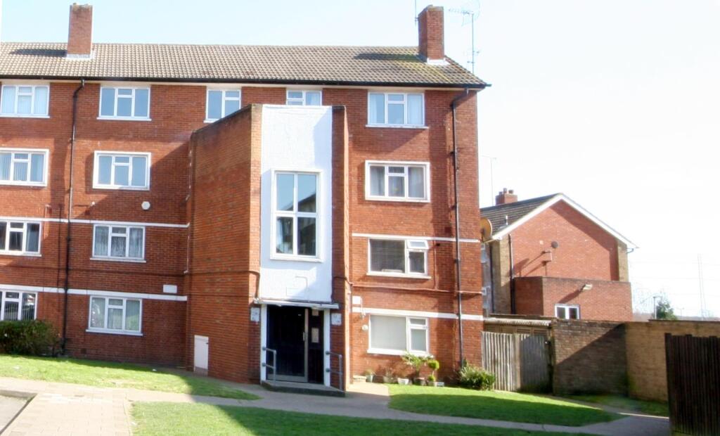 3 bedroom flat for sale in Cobham Close, Bromley BR2 8JW, BR2