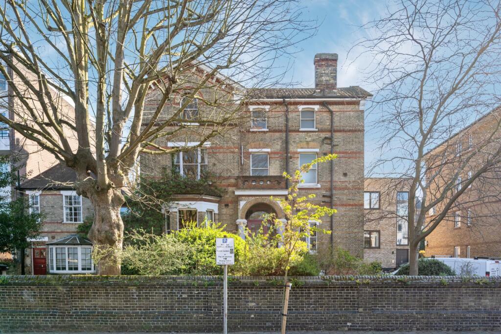 3 bedroom flat for rent in Carlton Drive, Putney, SW15