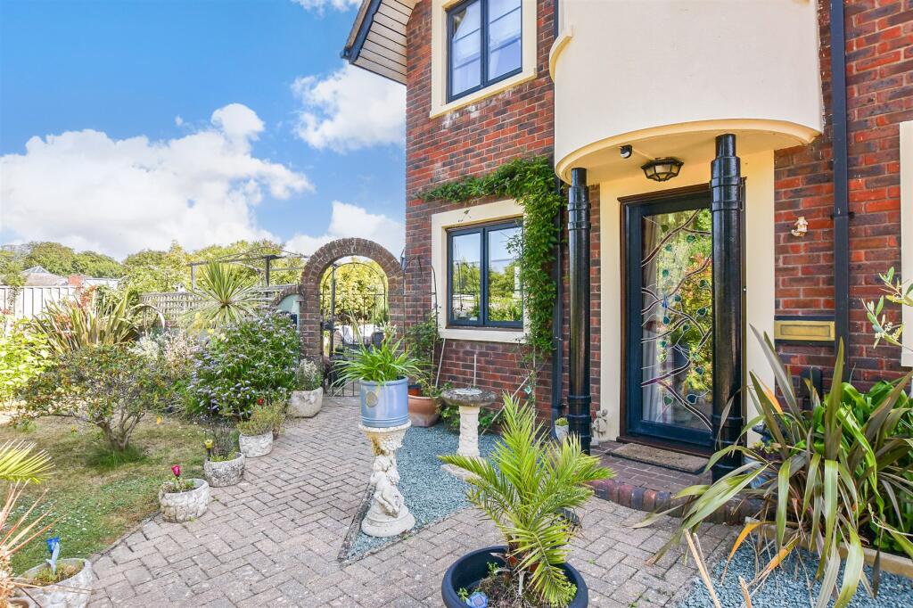 4 bedroom detached house for sale in Lime Tree Court, Freshwater, Isle ...