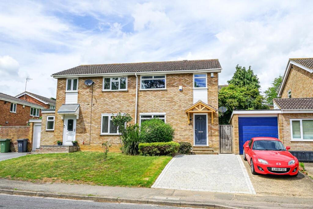 3 bedroom semi-detached house for sale in Himley Green, Linslade, LU7