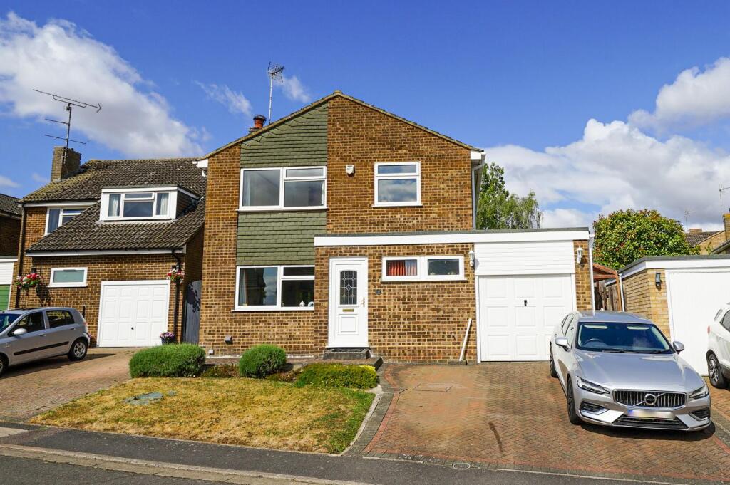 4 bedroom detached house for sale in Nevis Close, Linslade, Leighton ...