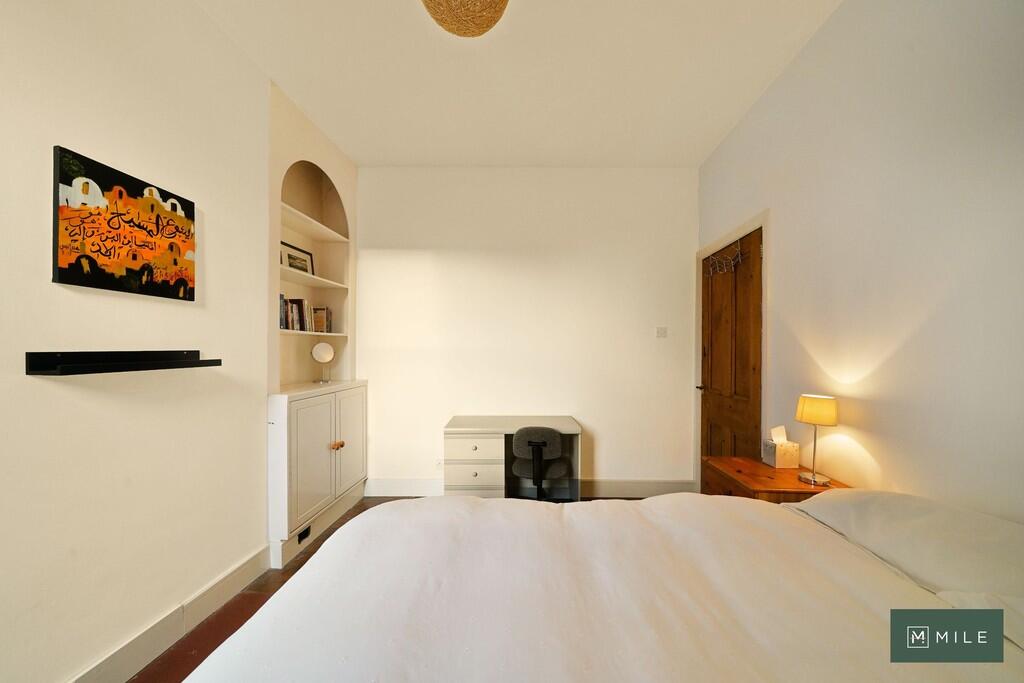 5 bedroom terraced house for sale in Leghorn Road, London NW10