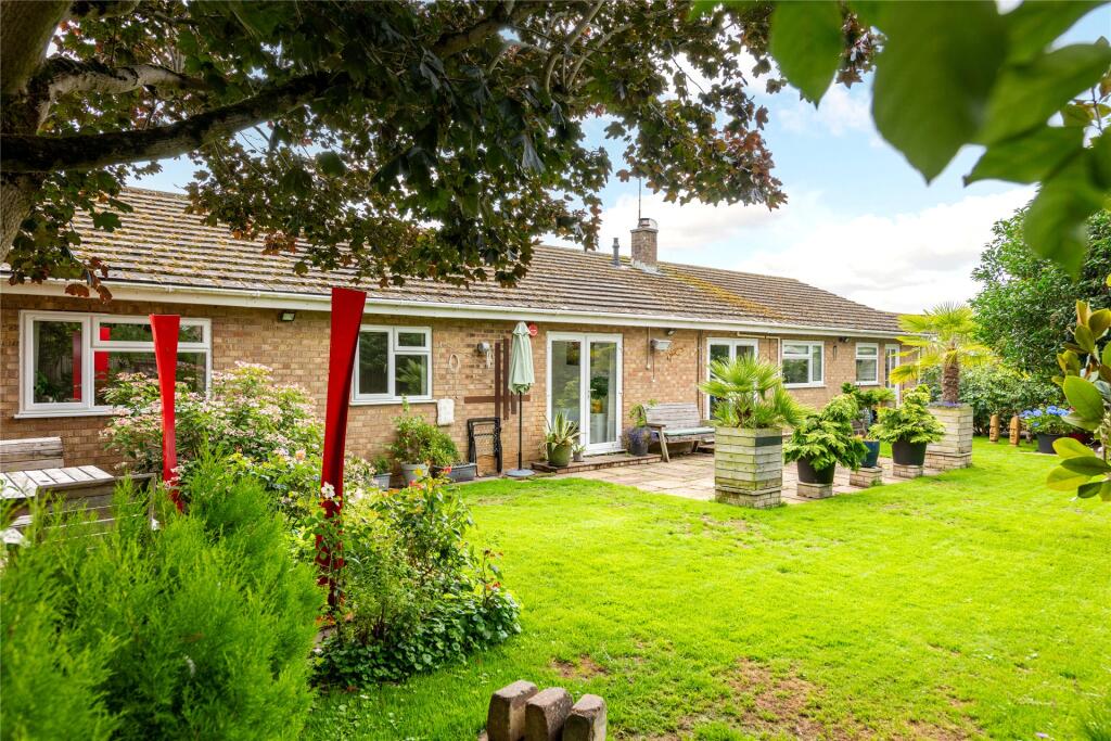 5 bedroom bungalow for sale in Old Barn Close, Gawcott, Buckinghamshire ...