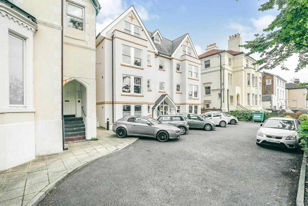 2 bedroom flat for rent in Victoria Road North, Southsea, Hampshire, PO5