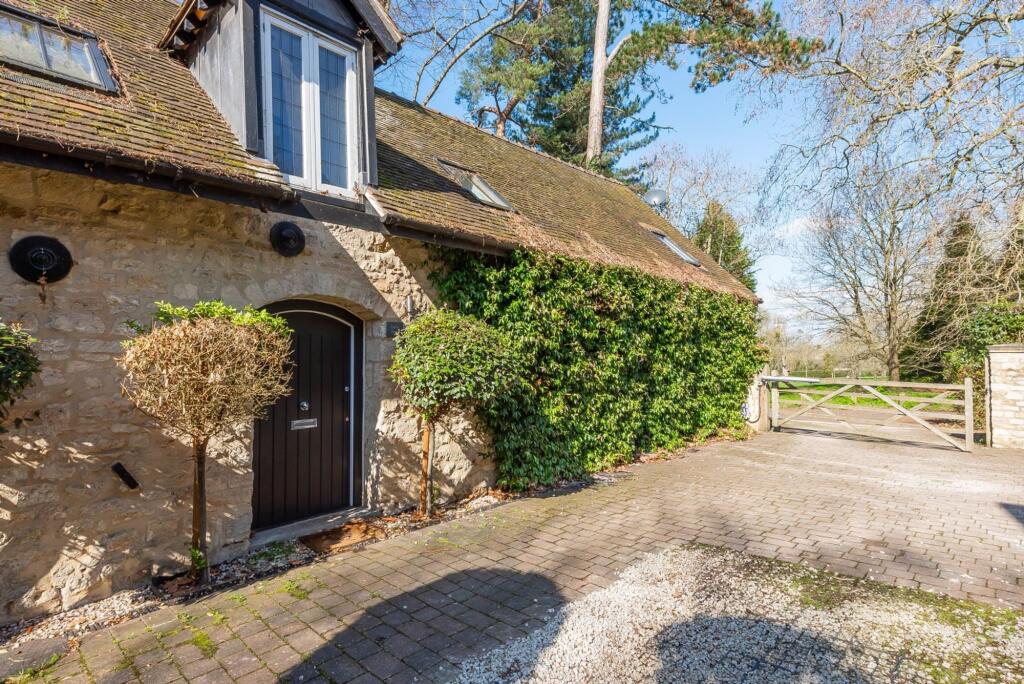 3 bedroom semi-detached house for sale in Headington Road, Headington, OX3