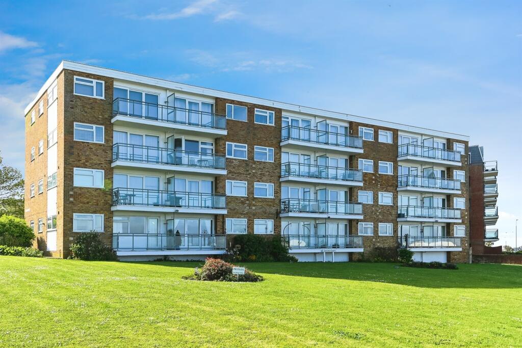 2 bedroom flat for sale in Clarence Court, Hunstanton, PE36