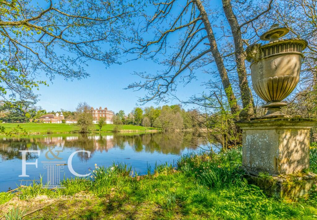 2 bedroom triplex for sale in Wormleybury, Hertfordshire, EN10