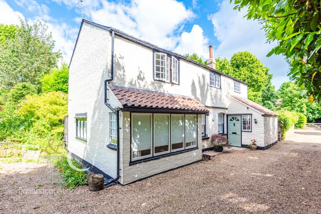 5 bedroom detached house for sale in Station Road, Broxbourne, EN10